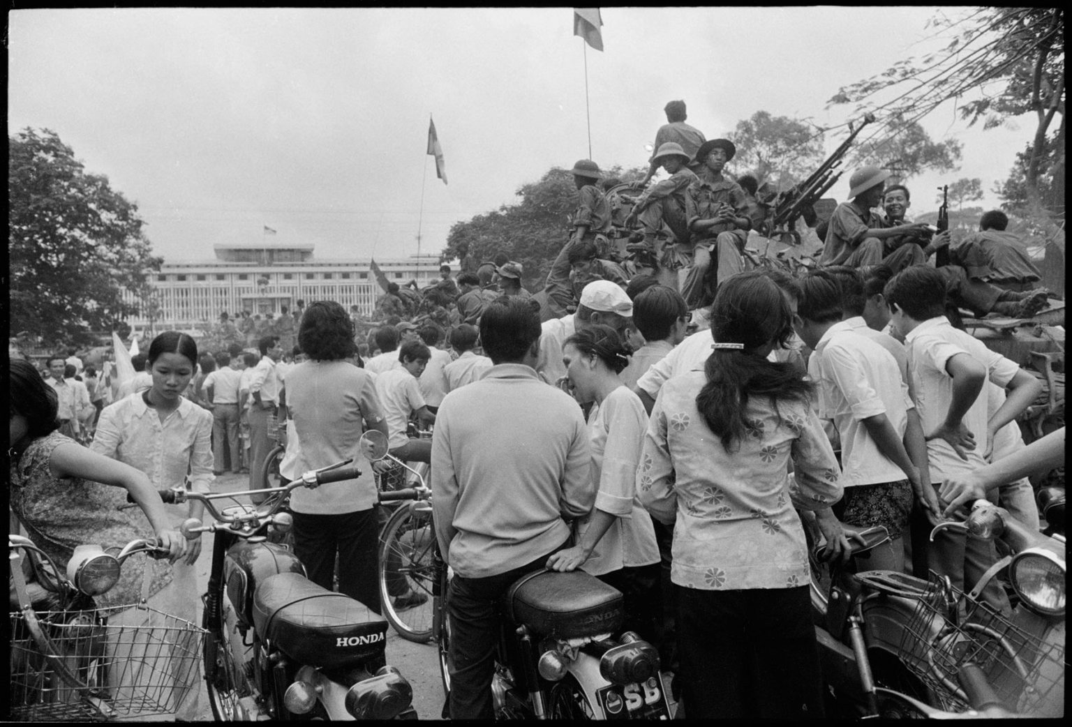 FALL / LIBERATION OF SAIGON, APRIL 1975 - DCL - Catherine Leroy ...