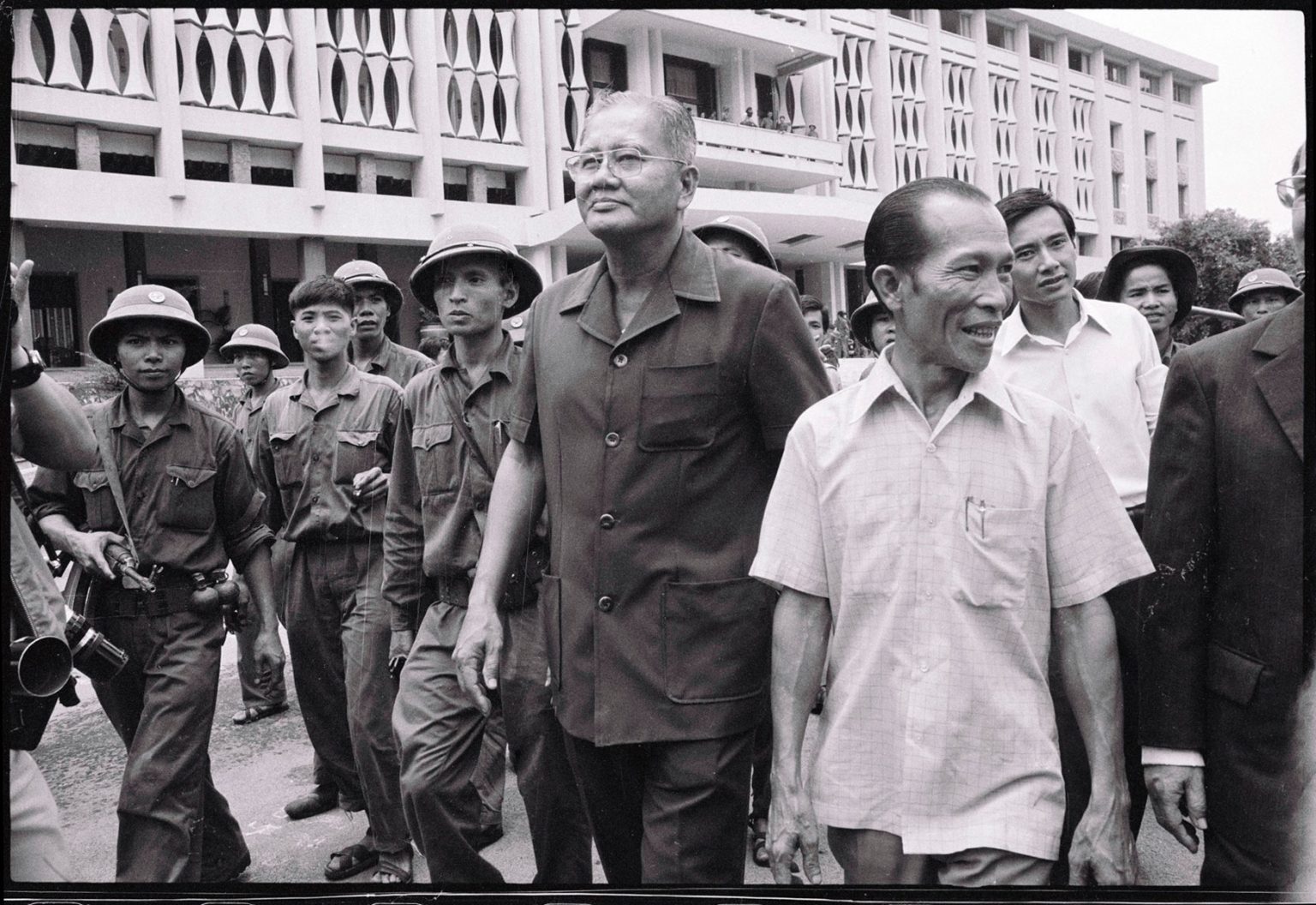 FALL / LIBERATION OF SAIGON, APRIL 1975 - DCL - Catherine Leroy ...